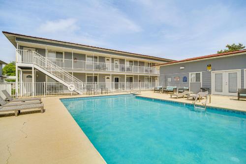 Airy Biloxi Condo W/ Patio: Walk To Beach! - Biloxi, MS
