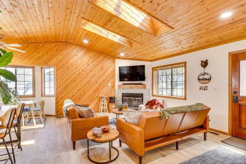 8 Mi To Big Bear Lake: Cabin W/ Deck & Fireplace - Big Bear, CA