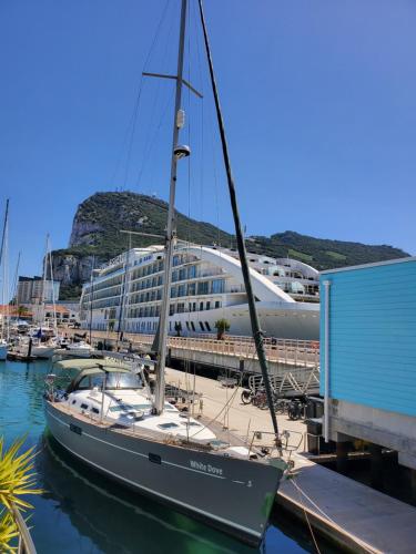 Luxury Yacht Stay "White Dove" Sleeps 6 - La Línea de la Concepción