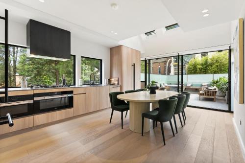 Luxurious Parkside 4br Terrace House W/garage - Surry Hills