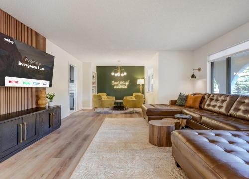 Evergreen Luxe - Hot Tub Gaming Haven Big Groups - Colorado Springs, CO