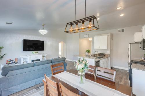 Bakersfield Home W/ Pool Table, Cornhole + More! - Bakersfield, CA