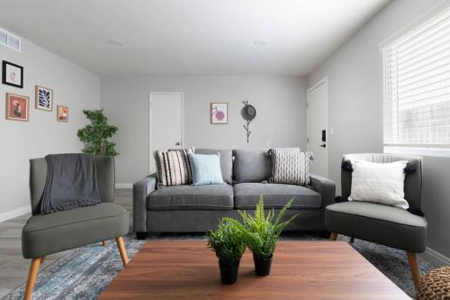 Explore Dt Alhambra - アルハンブラ, CA