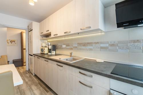 Springhome - Cozy Apartment With Balcony & Parking - Brașov