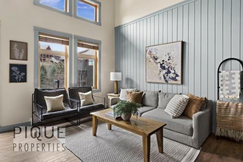 Mountain Loft Retreat, Heated Pool & Hot Tub, UG Parking, Balcony, WiFi ...