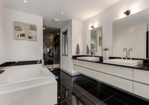 Newly Renovated Vacation Home W/ Hot Tub & Garage - 알버타