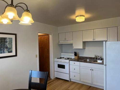 Prime Location Amazing Unit Close To Downtown - 2 Queen Beds - Sangchris Lake State Park, Rochester