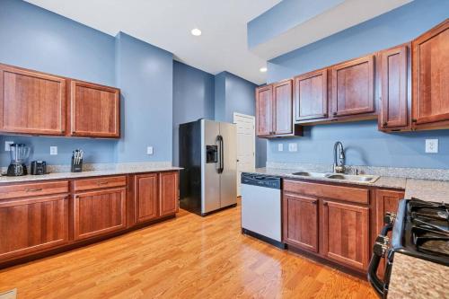 St Louis Tower Grove Two-story Townhome Perfect For Groups Side A - St. Louis, MO
