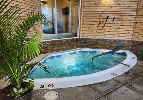 Cozy Villa 3 Mins To Mohegan- Fully Stocked With King Bed & Fireplace- Jacuzzi, Saltwater Pools, Sau - Connecticut