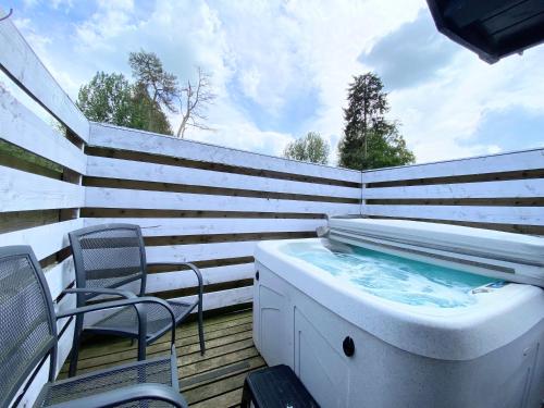 Otter 3 Lodge -Jungle Inspired -Dog Friendly -Private Hot Tub -Warminster-bath-salisbury - Warminster