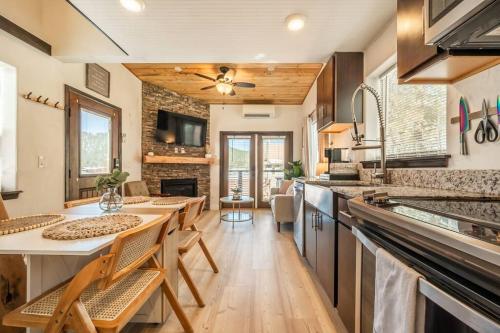 Pikes Peak Boutique Retreat! - Woodland Park, CO