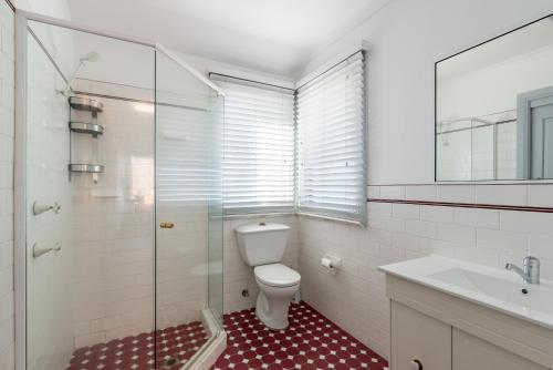Bright Single Room - Seconds To Bus Station & Park - Close To Chinatown - Shared Bathroom - Burwood