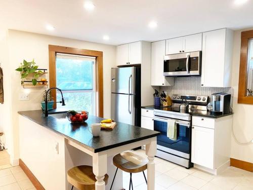 Cozy 3 Bedroom Getaway With Hot Tub - Burlington, VT
