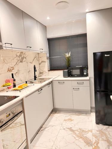 Luxe Smart Home - Basildon Serviced Accommodation - 7 Mins Walk To Basildon Town Centre, Hospital & - Basildon