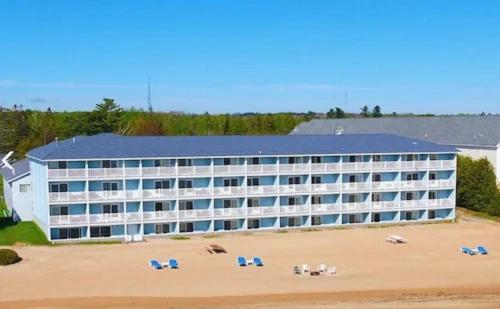 Blue Water Beachfront Hotel & Waterpark - St. Ignace, MI