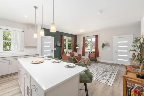 Brand New 4bd - Modern - Prime Location - Spacious - Raleigh