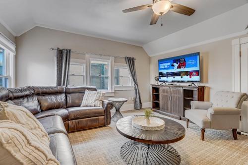 Crescent Penthouse - Downtown Hot Tub Golf Foos - Colorado Springs, CO