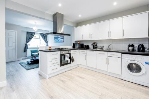 Modern 2-bed, 2-bath Bungalow - Dartford