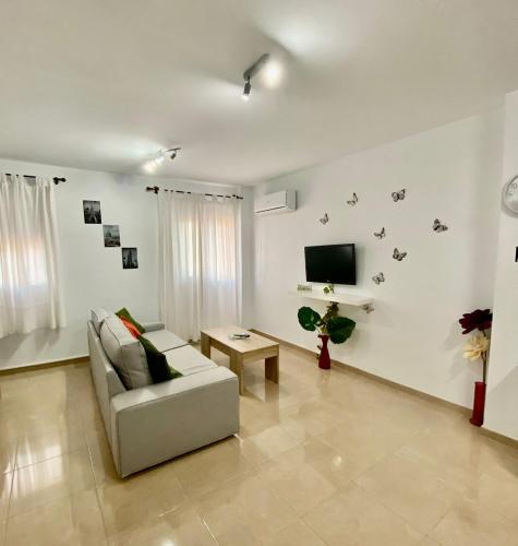Nuevo Y Moderno Apartamento En Nerja Con Patio - Nerja