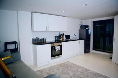Perfect 1 Bed Apartment Sleeps 5 1 Kingsize Bed 1 Double Sofabed & Foldable Single Bed Free Parking - Enfield, UK