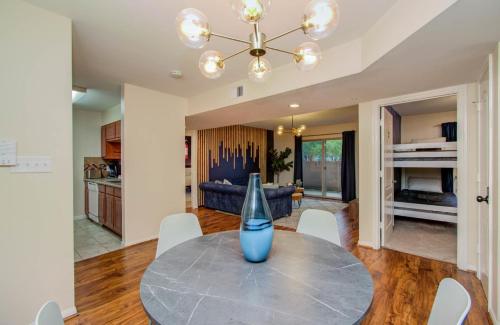 3 Bedrooms Spacious Central Condo W Pool - ベルエアー, TX