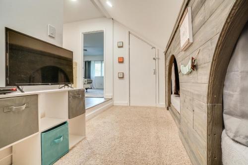 Spacious Rustic Helen Abode ~ 1/2 Mi From Tubing! - Helen, GA