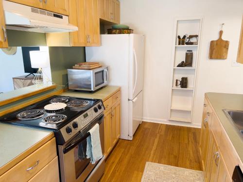 Magnolia Garden Cottage - Bainbridge Island, WA