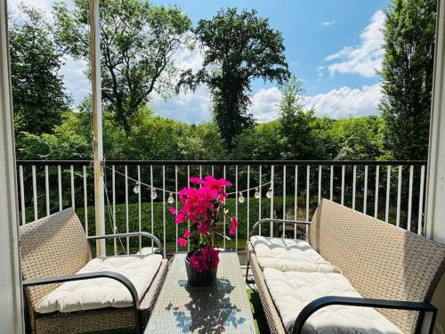 Proche Chateau De Versailles Avec Balcon Vu Sur Une Foret Et Parking Gratuit Pour 5 Personnes Maximu - Versailles
