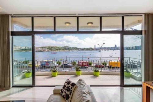 Luxury Seafront Retreat Overlooking Manoel Island - Valletta