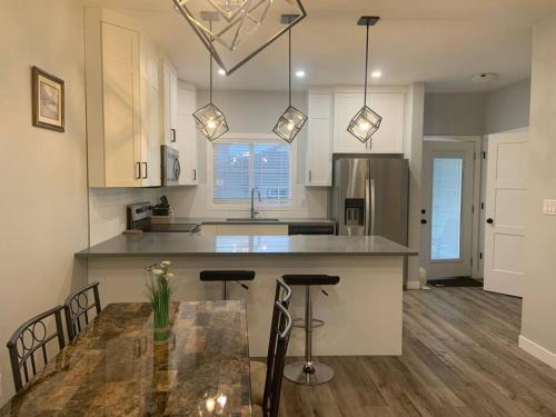 Exquisite 3 Br Villa With Double Garage-king Bed - Regina