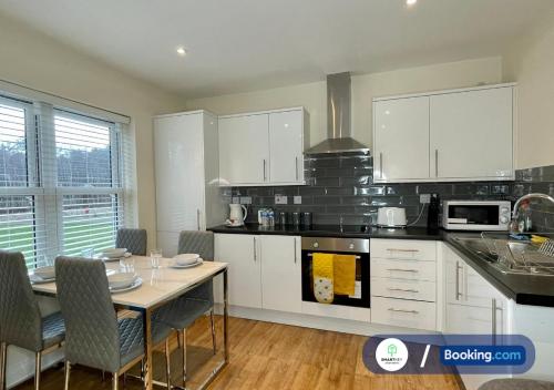 Stylish 1 Bedroom Flat With Free Parking - Woking