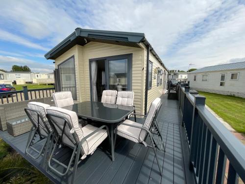 2 Bedroom Mini Lodge Caravan At Coopers Beach Holiday Park - Mersea Island