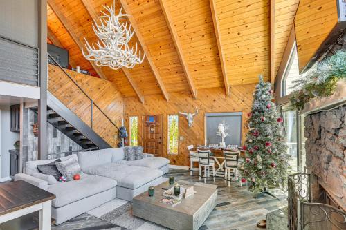 Lake Arrowhead Cabin W/ Hot Tub & Mountain Views! - Lake Arrowhead, CA