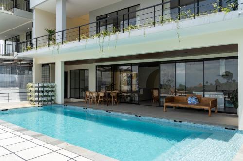 Jaden Hill Mountain City View Villa 8 Bedrooms With A Private Heated Swimming Pool And A Movie Room - Bandung