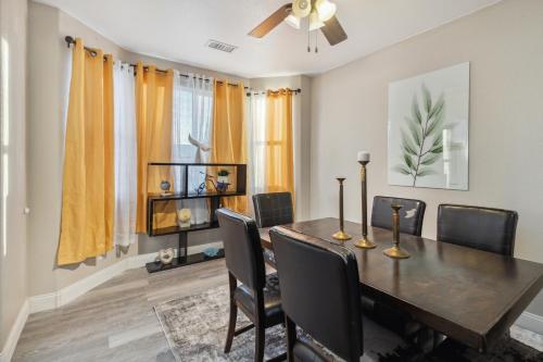 Modern 4br Oasis, Fireplace, Patio & Spacious Family Room - Palmdale