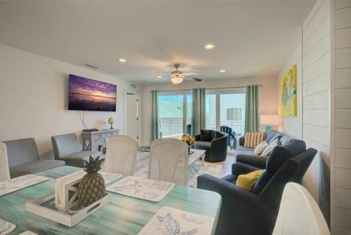 Modern 3br 3ba Condo Heated Pool & Walk To Madeira Beach - Madeira Beach, FL
