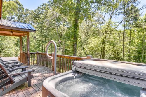 Private Hot Tub & Ev Charger: Cozy Murphy Cabin! - マーフィー, NC