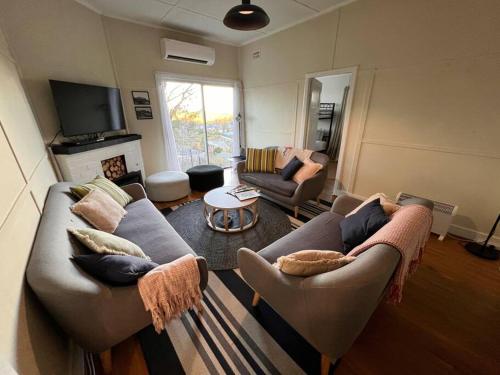 Pine Hill Cottage - Shabby Chic & Peaceful Haven - Katoomba