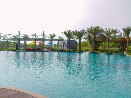 Good Deal Comfort Studio Gold Coast By Travelio - Jakarta