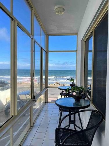 Entire Beachfront Apartment 5 Esplanades Seaviews - Glenelg