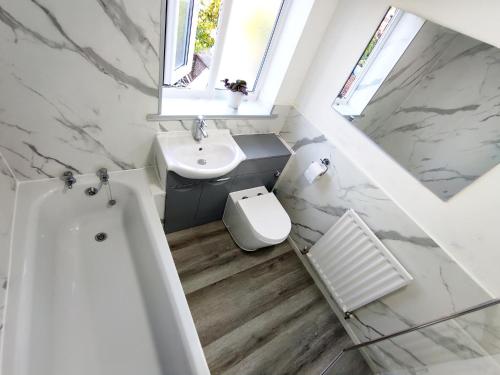 The Swans - Two-bedroom City Centre House With Parking - Oxford