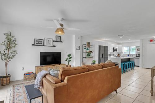 Spacious Townhome 5 Mins Walk To Beach - Cocoa Beach, FL