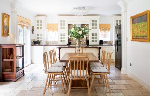 Stunning 4 Bedroom Country House - Hot Tub & Sauna - Glasgow