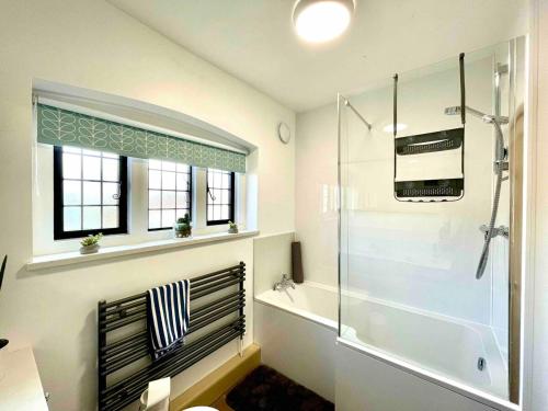 Modern City 3 Bedroom Bungalow With Parking - Worcester, UK