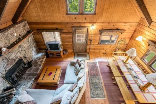 Log Cabin W Loft, Hot Tub, Deck, Fire Pit, & Wifi - West Virginia