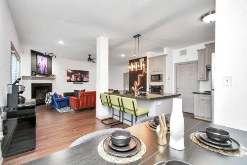 Prolificsuites Escape - Stylish Spaces & Prime Location - Northside Village – Houston
