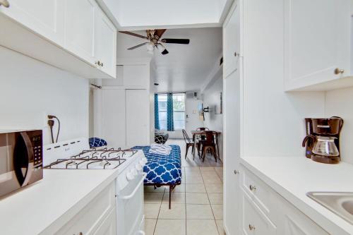 Ocean Drive Best Deal, W/2 Queen Beds, Near Beach - South Beach, FL