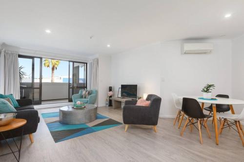 Stylish And Spacious, Downtown Mount Maunganui - Mount Maunganui