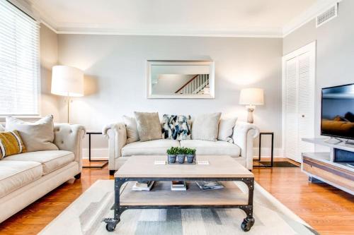 Brookwood Getaway Stock Tank Pool Outdoor Theater - Franklin, TN