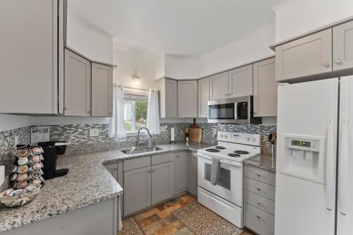 3 Bedroom *Downtown* With Firepit - Colorado Springs, CO